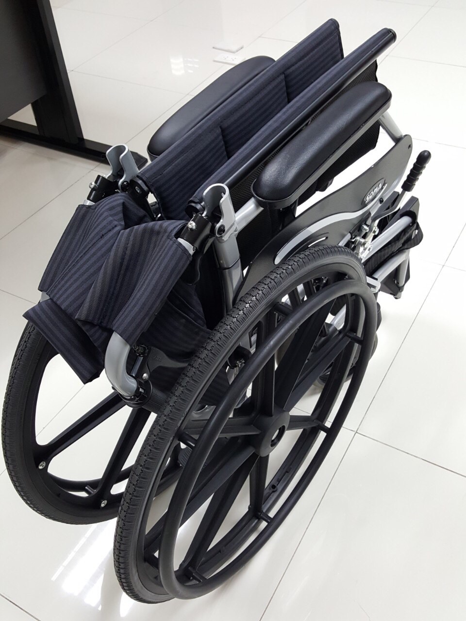 รถเข็นอลูมินัมอัลลอยด์โซม่า SOMA รุ่น SM 150.3 F24 ล้อหลังใหญ่ (WheelChair SOMA 150.3 F24) เหมาะ ...